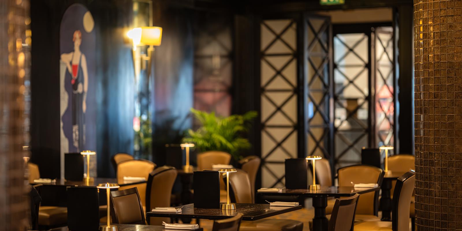 Atrium Bar & Restaurant | President Hotel